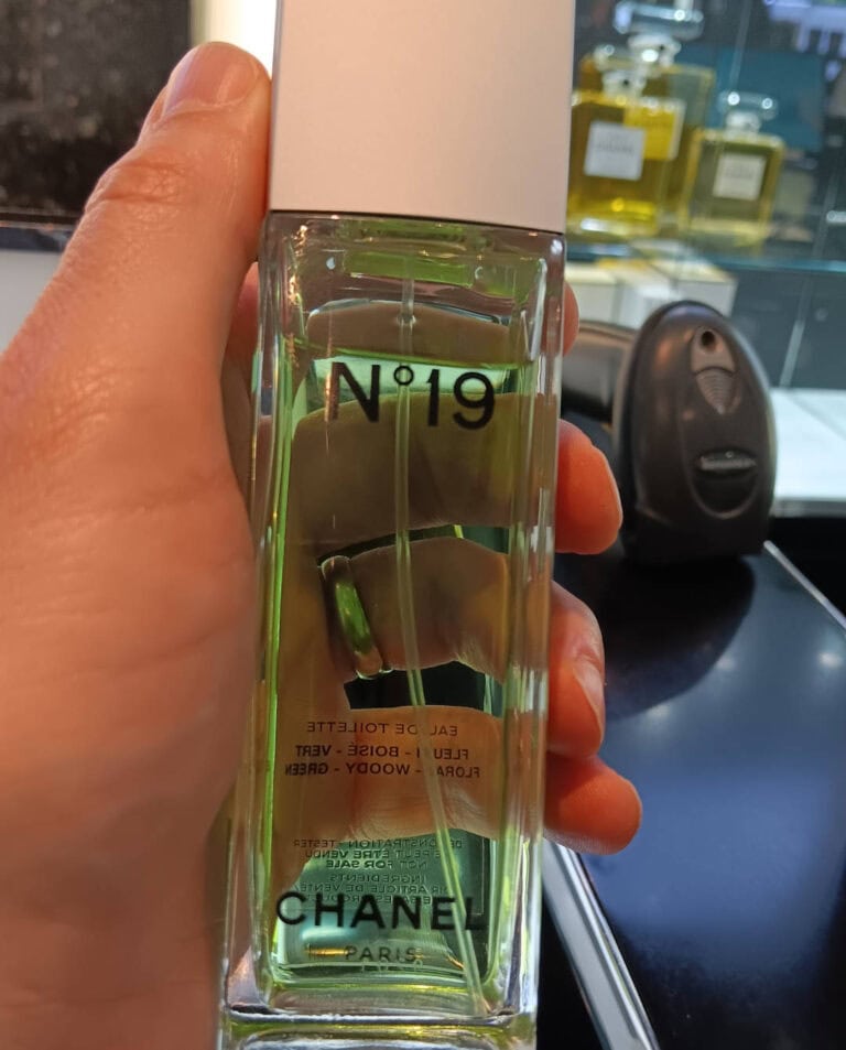 Chanel No 19 Collection Review: Green & Powdery Feminine-Chic | Viora ...