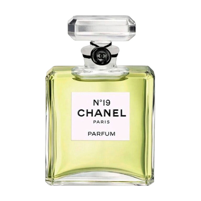 Chanel No 19 Collection Review: Green & Powdery Feminine-Chic | Viora ...