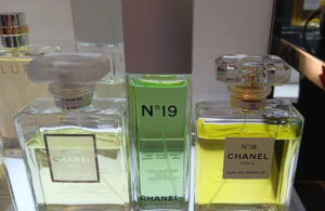 Chanel No 19 Collection Review: Green & Powdery Feminine-Chic | Viora ...